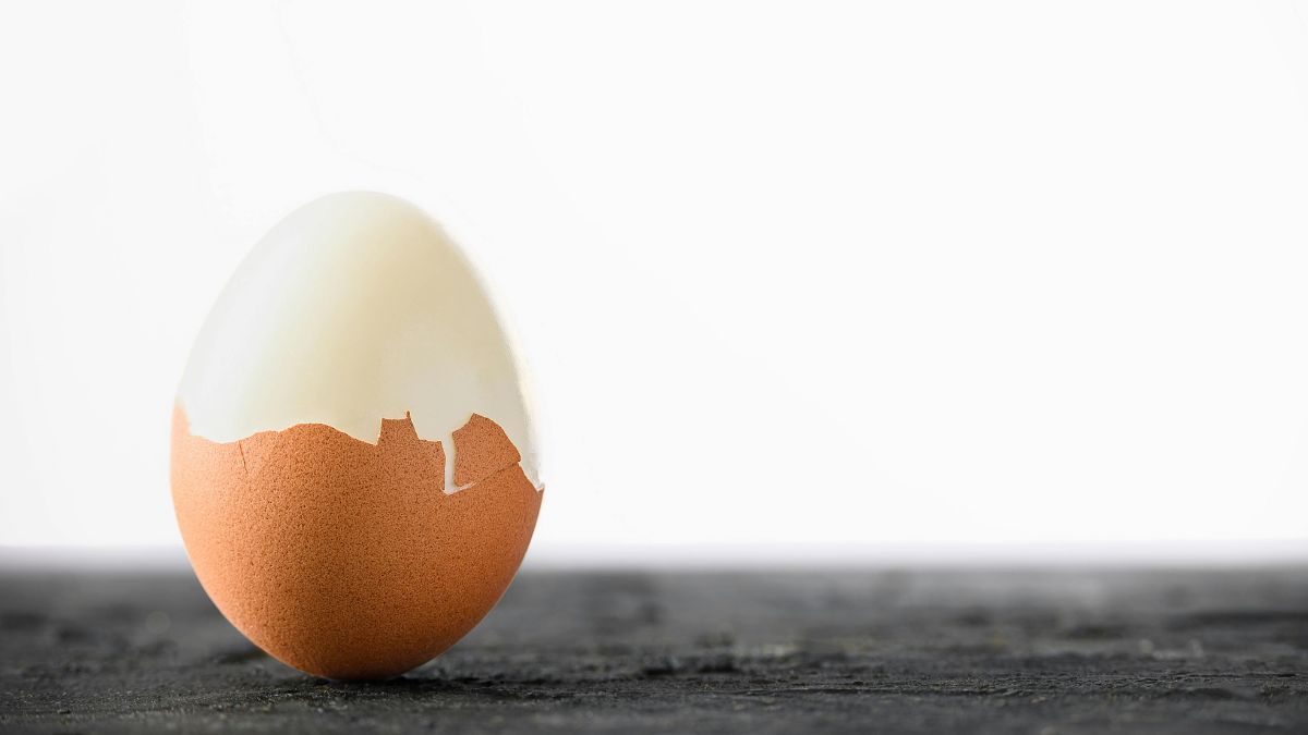 Shell Sticking to Your Hard Boiled Eggs Try This Clever Peeling Trick ...